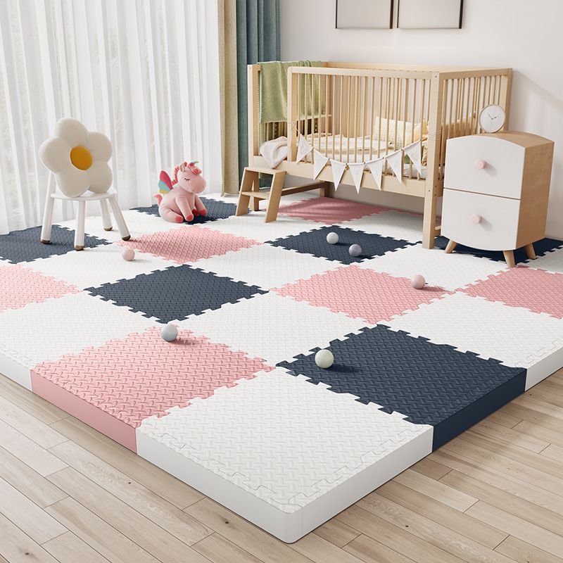 　　　 ◆◇◆売れている秘密◆◇◆ 【お部屋に馴染むデザイン】優しい色合いがおしゃれなジョイントマットは、表面に凹凸のある滑り止め加工が施された上品な質感です。なXPE素材を採用したプレイマットは、肌触りも柔らかく、ナチュラルな雰囲気でお部...