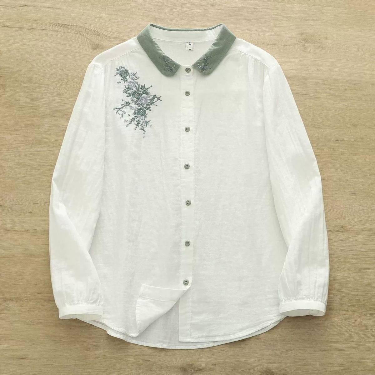 　　　 ◆◇◆売れている秘密◆◇◆ 【上品なレトロ刺繍デザイン】襟元と胸元にあしらわれた繊細な花柄刺繍が、クラシカルで華やかな印象を与えます。落ち着いたグリーンの配色とホワイトの対比が美しく、お顔周りを明るく演出。大人可愛いドールカラー（丸...