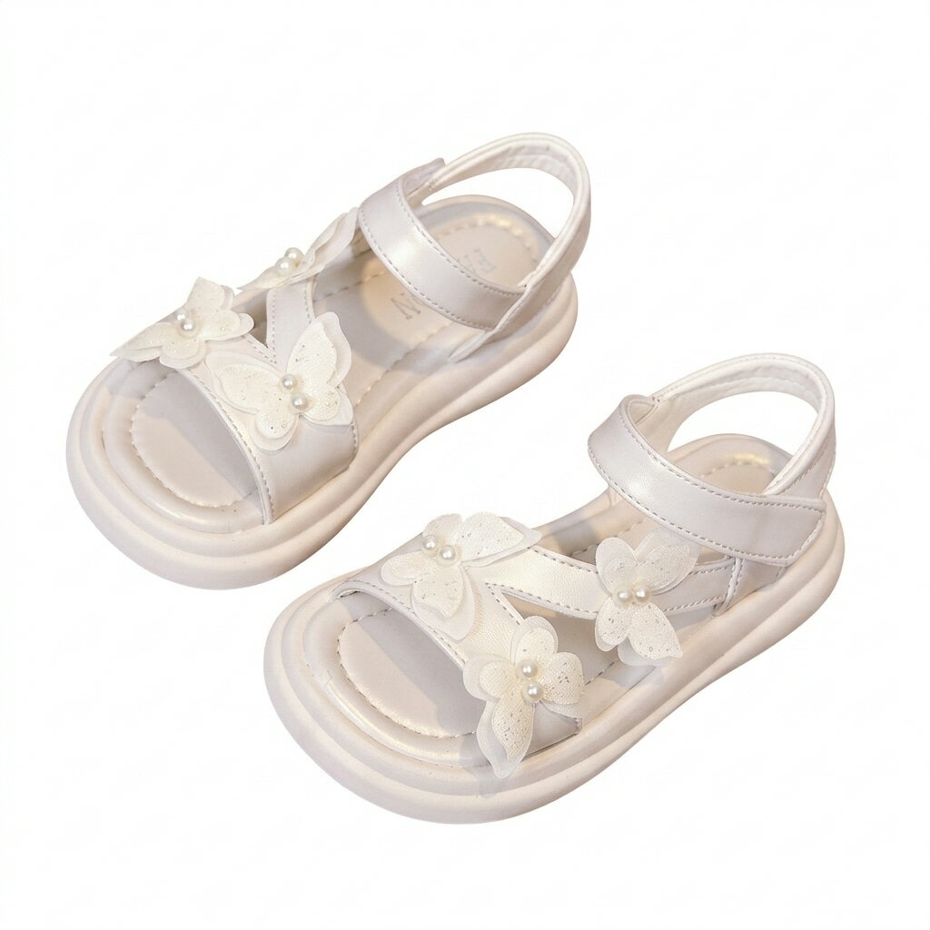 　　　 ◆◇◆売れている秘密◆◇◆ 【キッズ サンダル 女の子・蝶結び パール・可愛い デザイン】立体的な蝶々とパールの装飾が目を引く、お姫様気分を味わえる上品なキッズサンダルです。光沢感のある柔らかな素材を使用しており、歩くたびに足元を華...