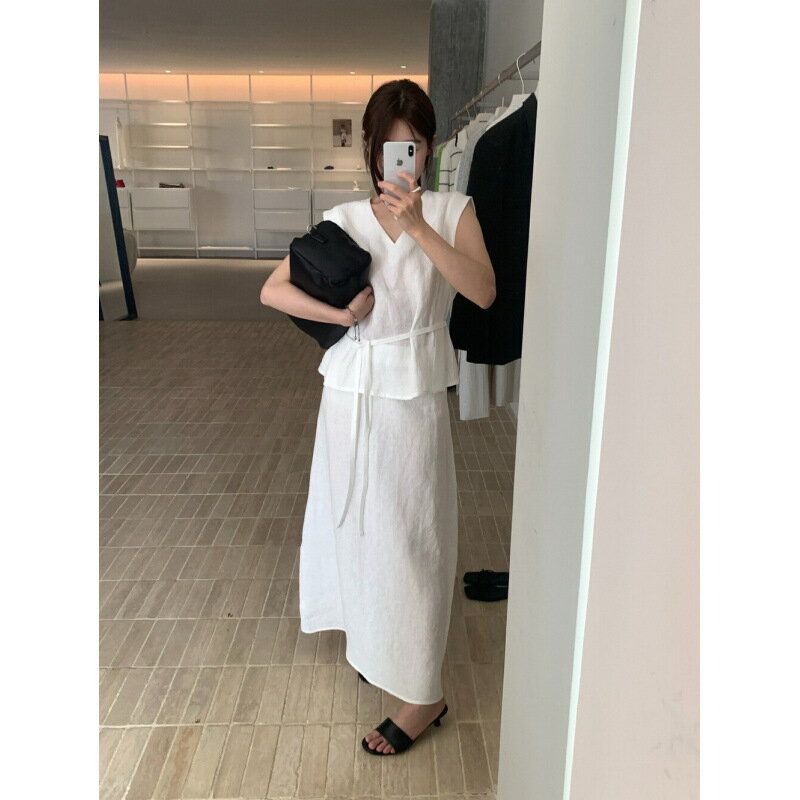 　　　 ◆◇◆売れている秘密◆◇◆ 【洗練された大人のシルエット】すっきりとしたVネックのノースリーブトップスと、優雅に広がるロングスカートがセットになった、上品なリネン調セットアップです。デコルテを美しく見せるVネックラインが女性らしさを...