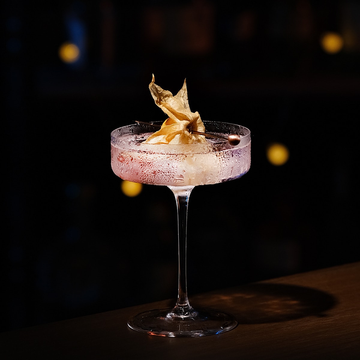 　　　 ◆◇◆売れている秘密◆◇◆ 【洗練された北欧風デザイン】繊細な曲線とヴィンテージ感漂うテクスチャが、テーブルを華やかに彩ります。広口のクープ型はカクテルだけでなくシャンパンにも最適。置くだけで絵になる美しいシルエットは、日常の晩酌を...