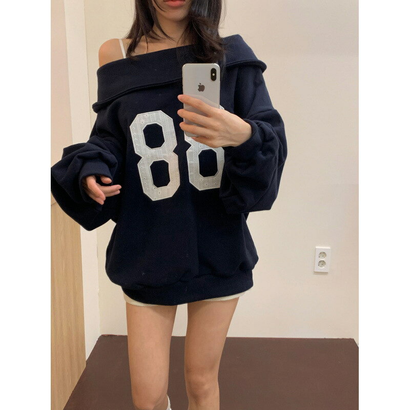 　　　 ◆◇◆売れている秘密◆◇◆ 【オフショルダートップス・ファッション】大胆なオフショルダーデザインが目を引く一着。デコルテを綺麗に見せつつ、程よいルーズさが大人可愛い雰囲気を演出します。フロントの大きなナンバープリントがアクセントにな...