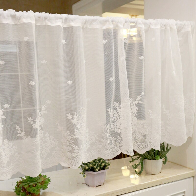　　　 ◆◇◆売れている秘密◆◇◆ 【おしゃれなカフェカーテン】繊細な花の刺繍を施した北欧風のレースデザインが、お部屋に華やかさと上品さをプラスします。光を程よく取り入れながら、裾の波打つスカラップ加工が可愛らしさを演出し、窓辺を美しく彩り...