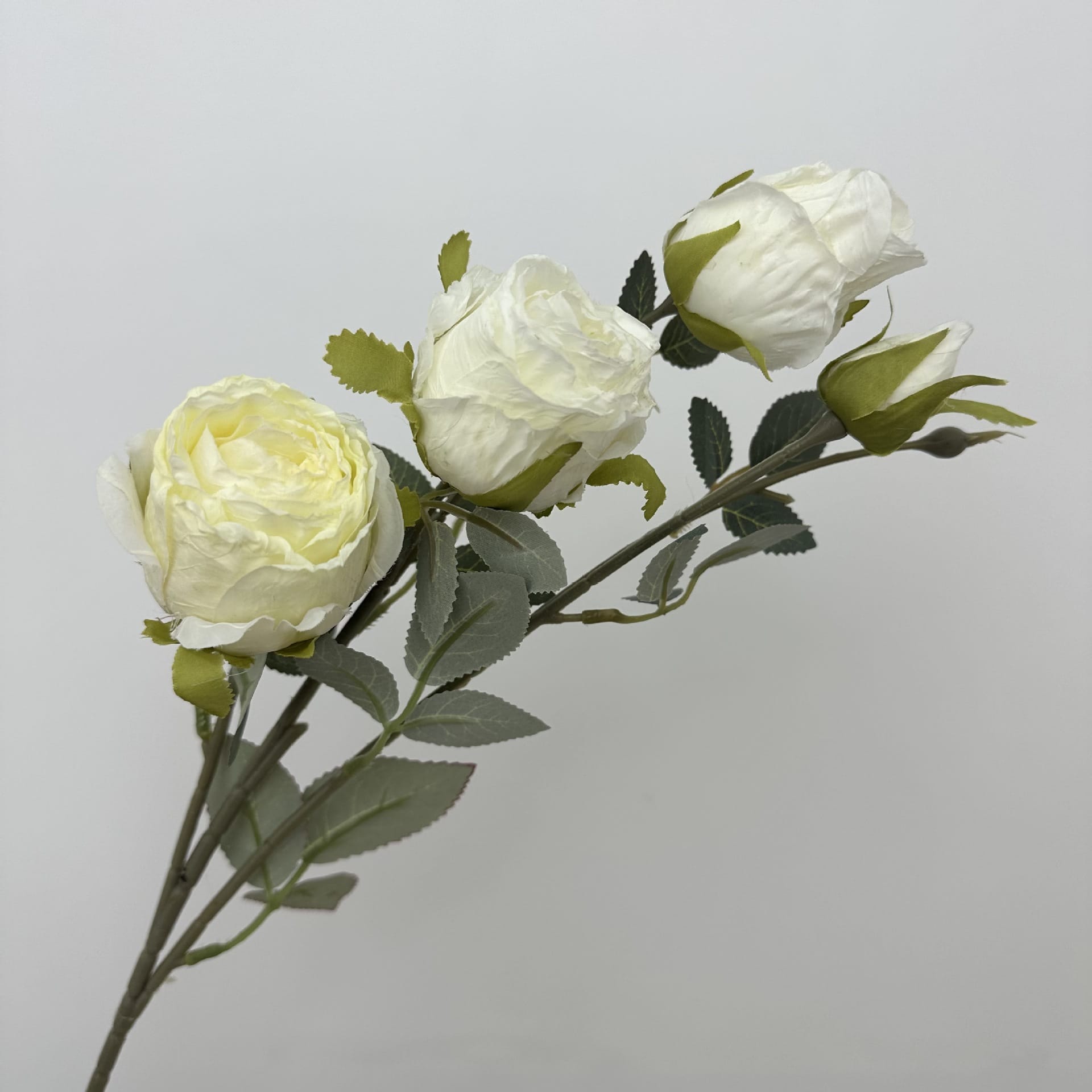 　　　 ◆◇◆売れている秘密◆◇◆ 【アンティーク調 バラ 造花】本物のドライフラワーのような、深みのある色彩と繊細な質感を再現したインテリアフラワーです。1房に4つの花頭が配され、絶妙なグラデーションが空間に上品な落ち着きをもたらします。...