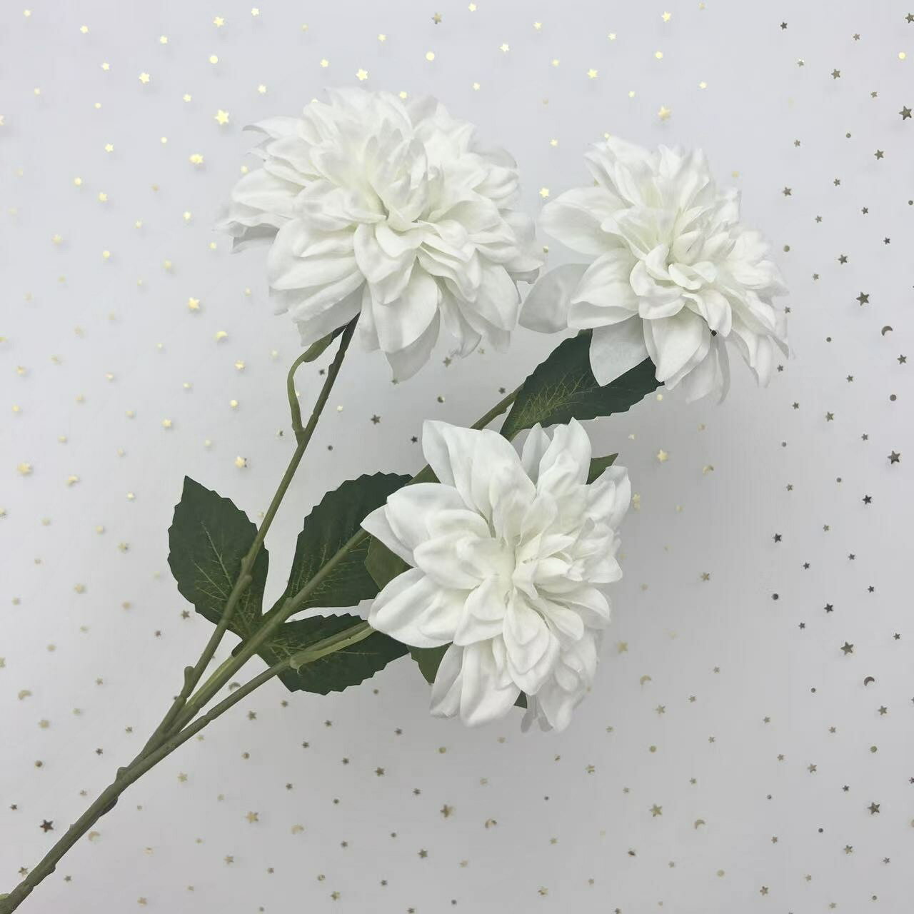 　　　 ◆◇◆売れている秘密◆◇◆ 【造花 ダリア・華やかな色彩】本物のダリアのような瑞々しさと鮮やかな発色を再現した、高品質なアーティフィシャルフラワーです。1輪1輪の造形が細かく、お部屋に飾るだけでパッと明るい雰囲気へと導きます。空間に...