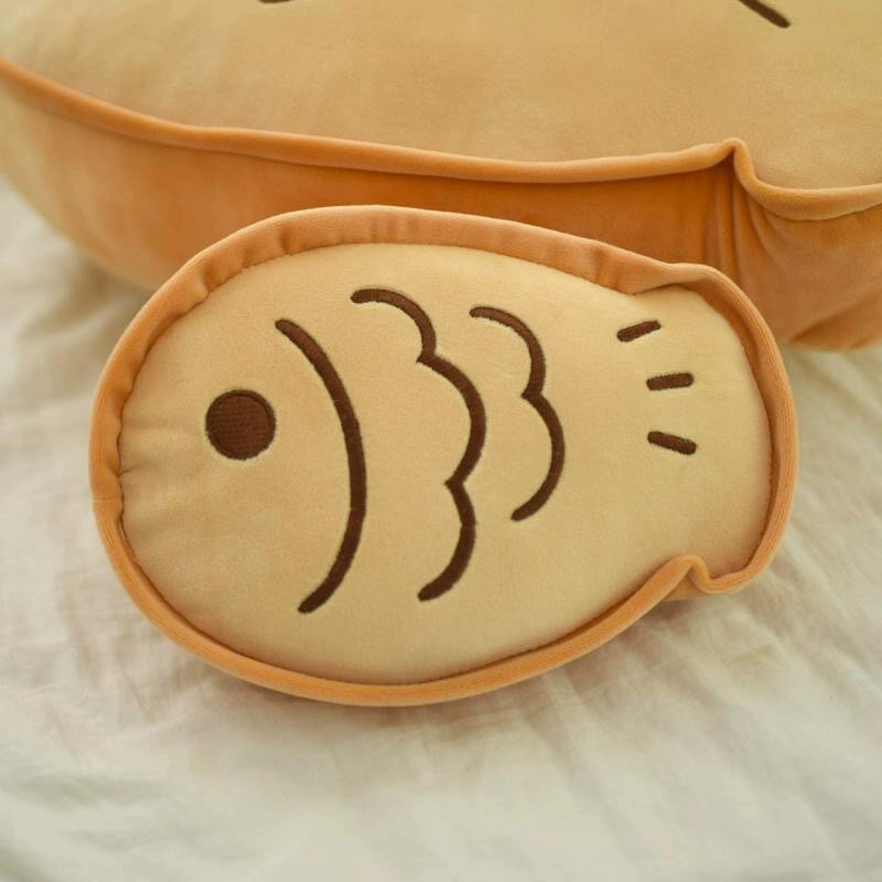 　　　 ◆◇◆売れている秘密◆◇◆ 【たい焼きクッション｜かわいい ぬいぐるみ】思わず食べてしまいたくなるような、本物そっくりのたい焼きデザインが魅力のぬいぐるみクッションです。丸みのあるフォルムと愛らしい表情が、お部屋に置くだけでほっこり...