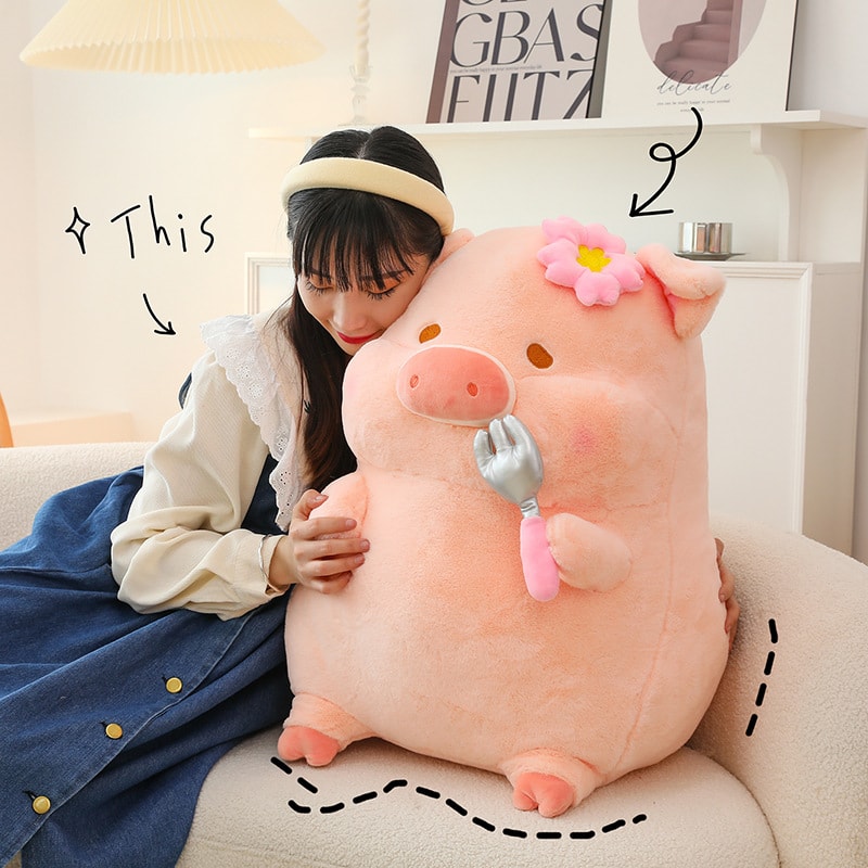 　　　 ◆◇◆売れている秘密◆◇◆ 【愛らしい桜デザイン】春を感じさせる柔らかなピンク色と、頭に添えられた可愛らしいお花が特徴の豚のぬいぐるみです。つぶらな瞳とフォークを持つ愛嬌たっぷりの姿は、見ているだけで心が和みます。お部屋の雰囲気を明...