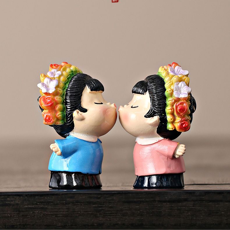 　　　 ◆◇◆売れている秘密◆◇◆ 【華やかな伝統美】中国の伝統文化「簪花（かんざし花）」をモチーフにした、色鮮やかでかわいいミニチュア置物です。細部まで丁寧に手作りされたかわいい人形は、見るだけで心が和む温かいデザインが魅力。お部屋に置く...