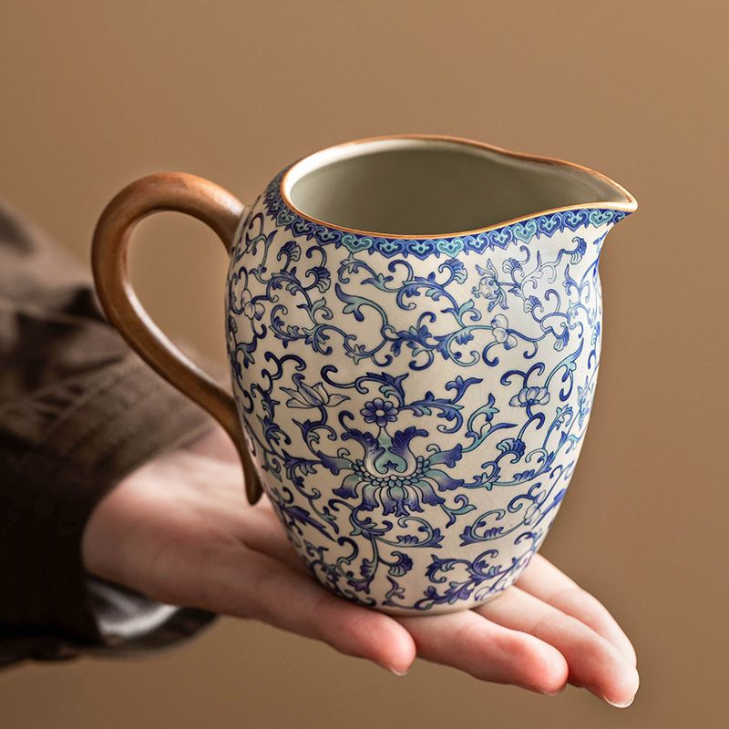 　　　 ◆◇◆売れている秘密◆◇◆ 【洗練された青花デザイン】伝統的な青花磁器の美しさを現代に再現したこの茶海は、繊細な手描きの花紋様が魅力です。上品な金彩が施された公道杯は、卓上に置くだけで優雅な雰囲気を演出し、お茶の時間をより贅沢なひと...