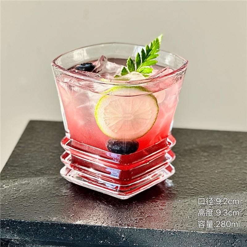 　　　 ◆◇◆売れている秘密◆◇◆ 【美しい光の屈折を楽しむ】独特なスクエア型の底面デザインが特徴の「おしゃれなウイスキーグラス」です。透明度の高い「ガラスコップ」は、光を美しく反射し、注いだお酒をより一層引き立てます。テーブルの上で宝石の...