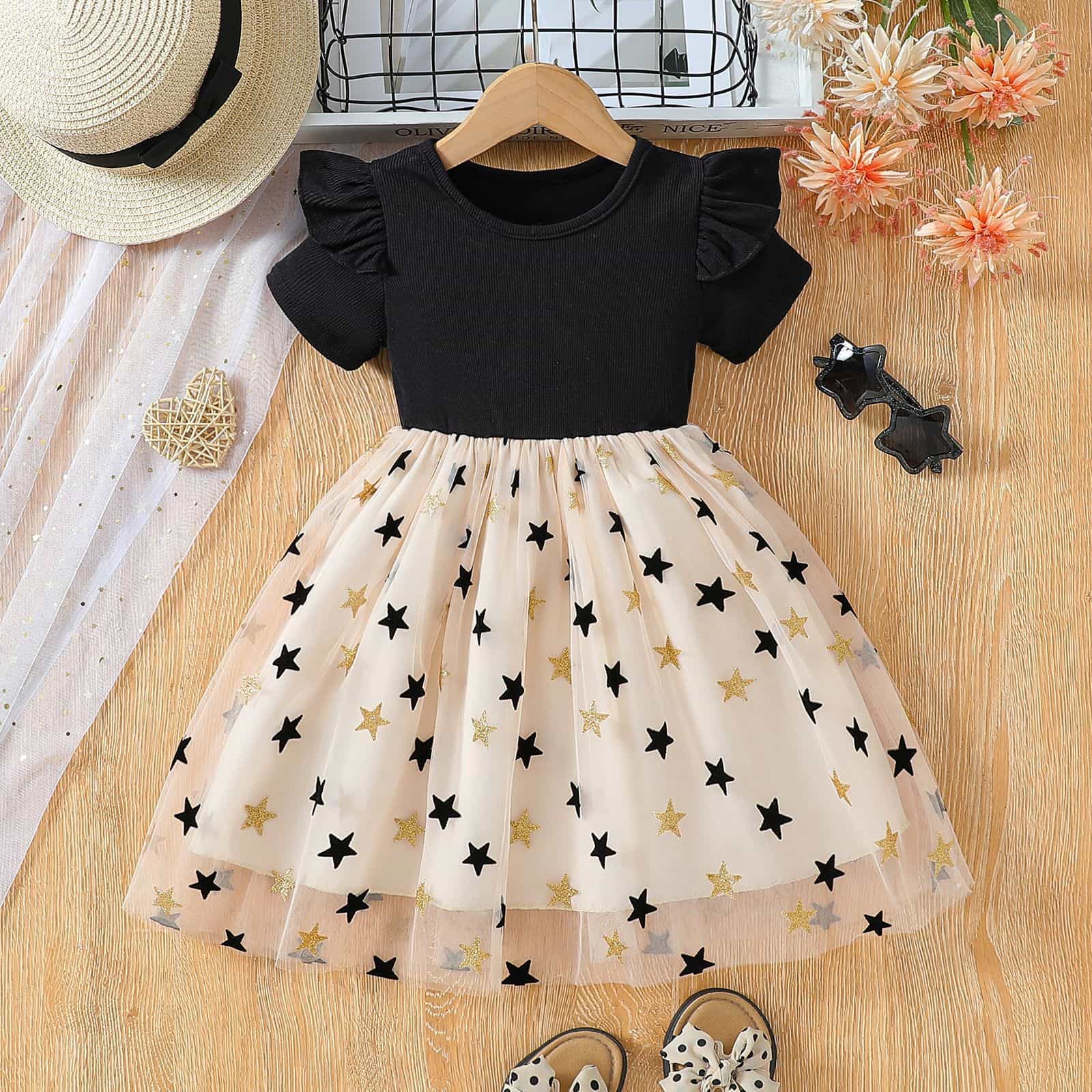 　　　 ◆◇◆売れている秘密◆◇◆ 【星柄 チュチュドレス 子供服】肩にフリルをあしらった大人可愛いデザインが特徴の女の子用ワンピースです。ふんわり広がるチュールスカートには、夜空に輝くような星柄が散りばめられ、お子様をお姫様のように輝かせ...