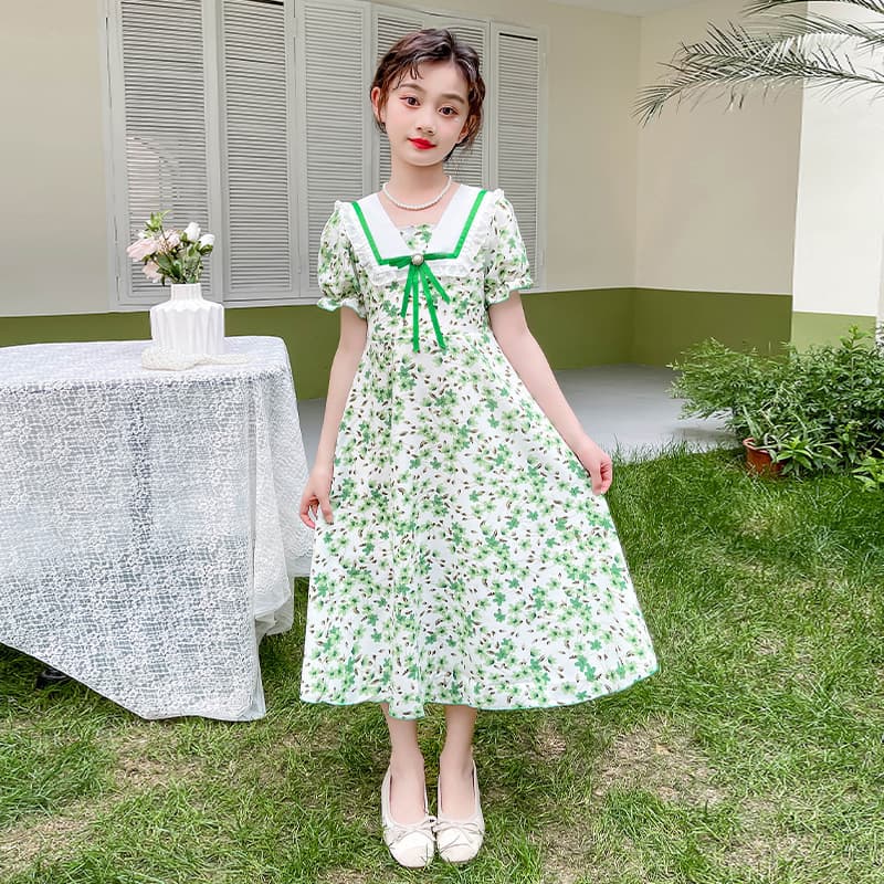 　　　 ◆◇◆売れている秘密◆◇◆ 【セーラーカラー・上品な花柄】清楚なセーラーカラーに可愛らしい小花柄をあしらった、お出かけにぴったりのワンピースです。ふんわりとしたパフスリーブと胸元のリボンがアクセントになり、お子様の可愛らしさをより一...