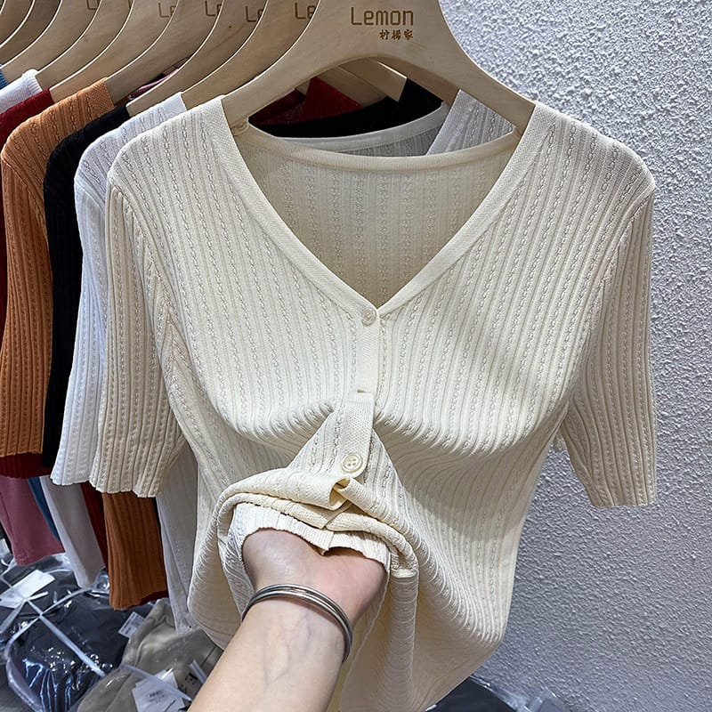 　　　 ◆◇◆売れている秘密◆◇◆ 【Vネック トップス 着痩せ サマーニット】顔周りをスッキリと見せるVネックデザインが、女性らしい華奢なラインを演出します。細めの縦リブ編みを採用することで、ボディラインを美しく整え、視覚的な着痩せ効果も...