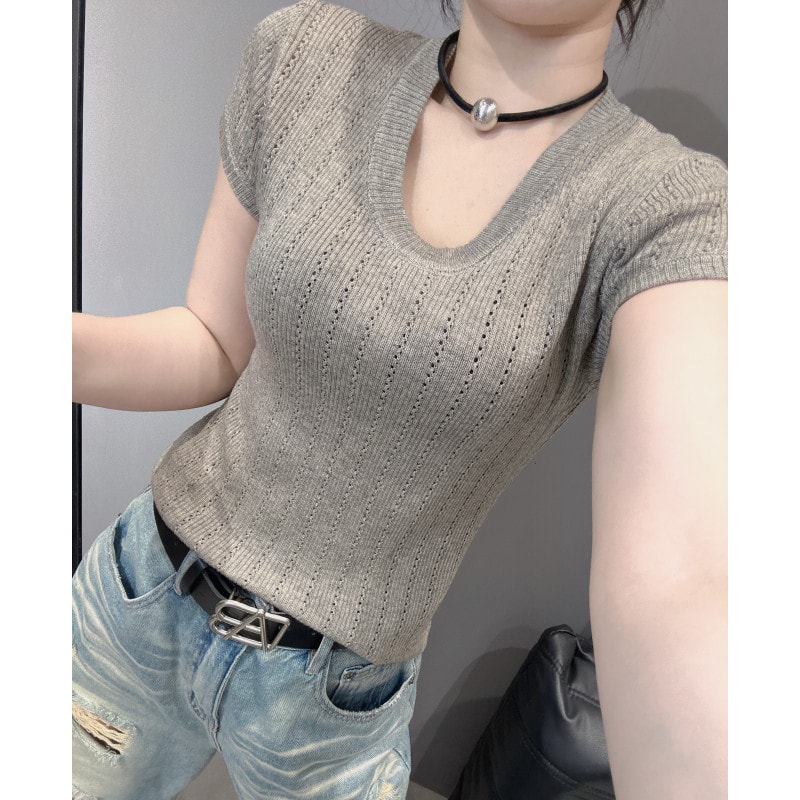 　　　 ◆◇◆売れている秘密◆◇◆ 【デコルテを美しく魅せるUネック】広めに開いたUネックラインが、首元をすっきりと長く、デコルテを女性らしく美しく演出します。体のラインに程よくフィットするスリムなシルエットは、女性らしい曲線美を強調し、シ...
