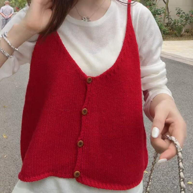　　　 ◆◇◆売れている秘密◆◇◆ 【Vネック ニットベスト】デコルテラインを美しく見せる深めのVネックデザインが、女性らしさと洗練された抜け感を演出します。程よいショート丈は腰の位置を高く見せ、脚長効果とスタイルアップを同時に叶えます。ト...