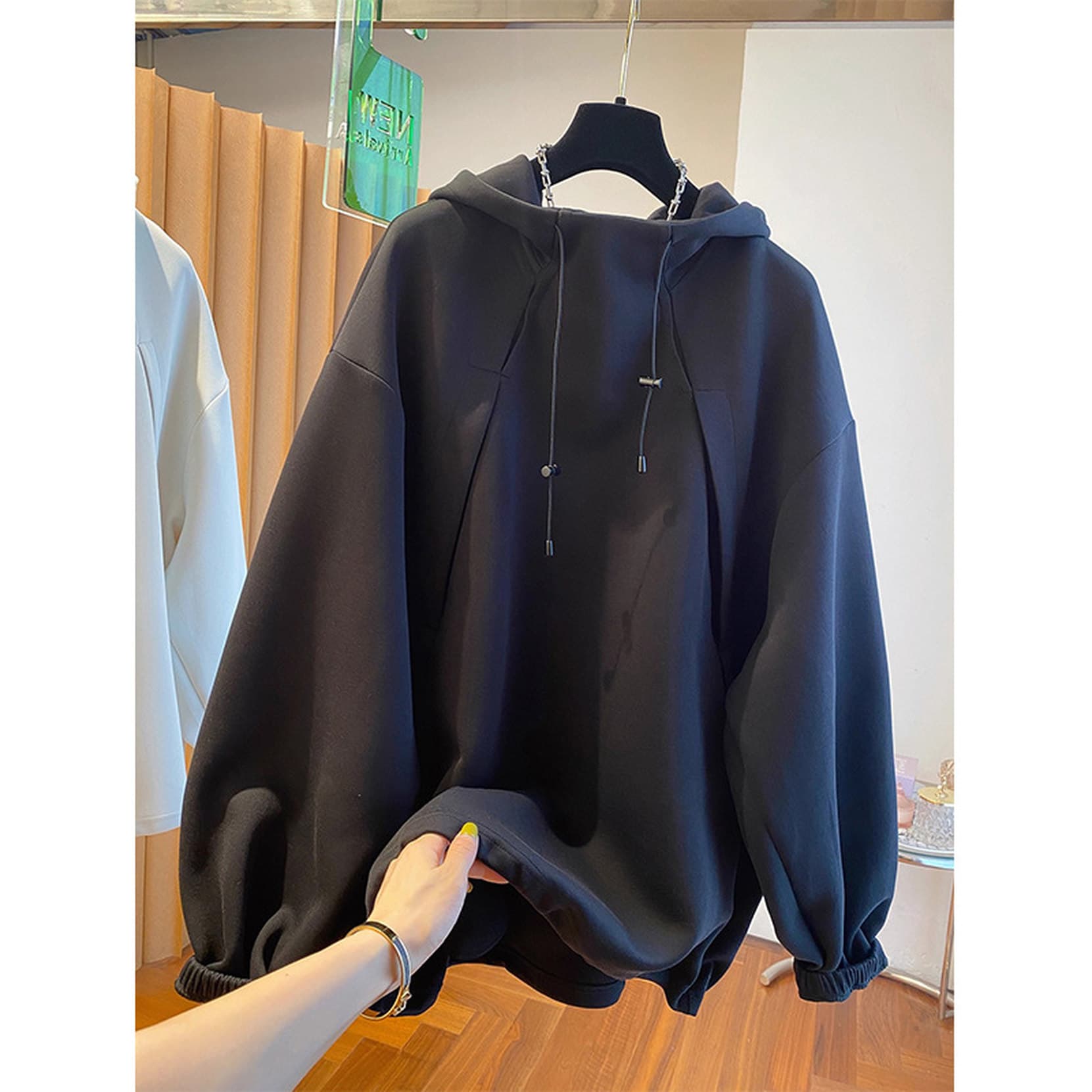 　　　 ◆◇◆売れている秘密◆◇◆ 【こなれ感漂うオーバーサイズ】ゆったりとしたビッグシルエットがトレンド感を演出し、着るだけで女性らしい華奢見えを叶えます。洗練されたオフホワイトの色味はどんなボトムスとも相性が良く、カジュアルながらも上品...