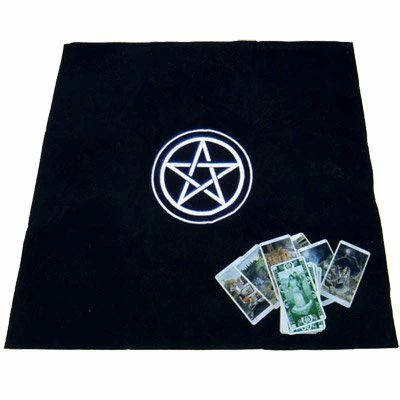 漆黒にシルバーで「ペンタクル」の刺繍が施された、高級感溢れるベルベット素材のタロットクロスが神秘的な雰囲気をかもし出します。 サイズ：800×800mm /素材：ベルベット /輸入国：イタリア /メーカー：Lo Scarabeo/ITALY...