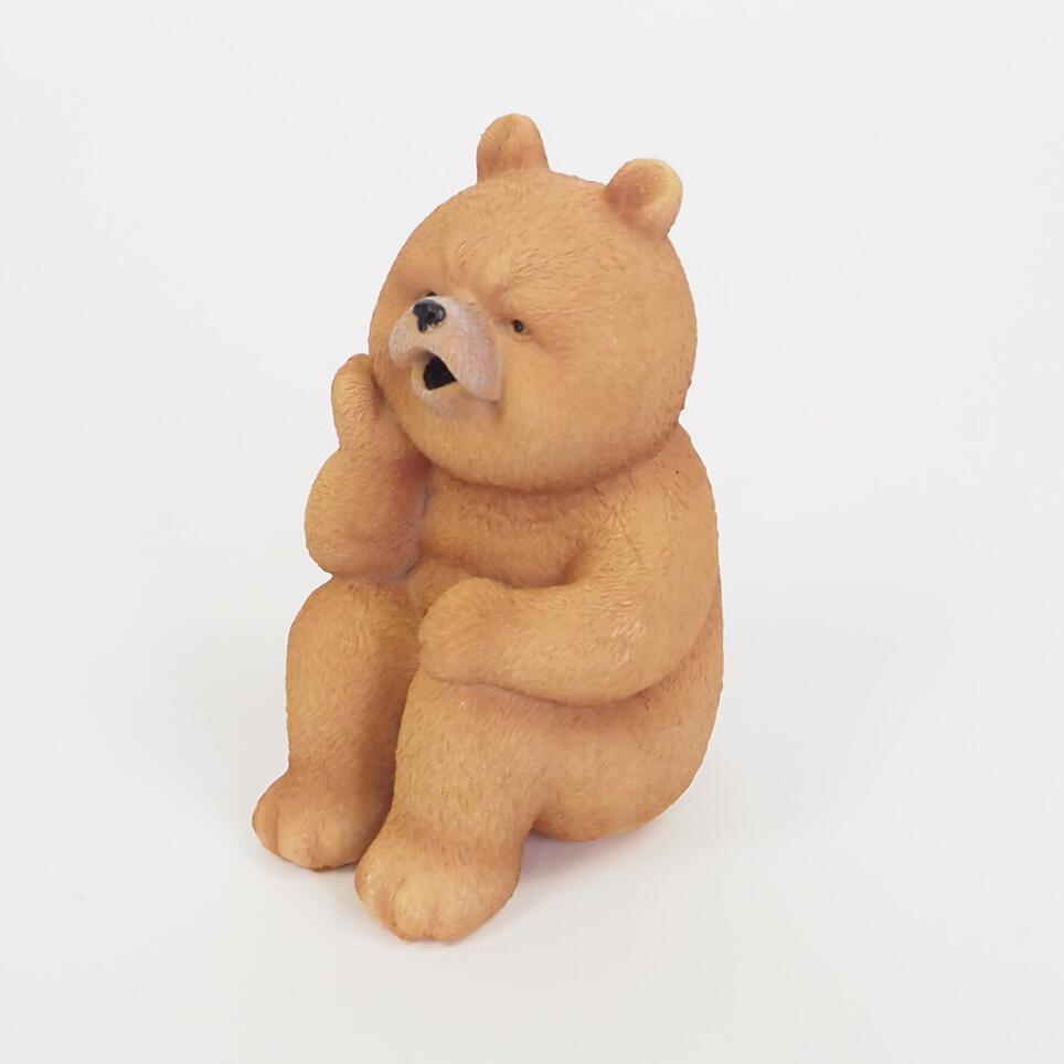こんなクマさん、見たことない…。 大人気のダッドベアに、ゆっくりくつろぐおじさん達が登場しました！ 休日のおとうさんのリアルに、思わずくすっとしてしまいます。 植物の隣りに。 逆に（※逆に）おしゃれな雑貨ディスプレイに紛れ込ませて。 油断し...