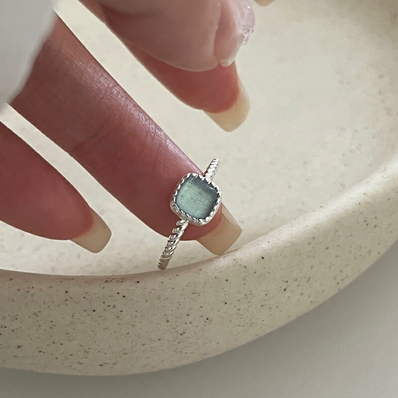 ■ この商品の特徴 ● 澄んだブルーのアクアマリン：涼やかで透明感のある天然石が、指元を上品に彩ります。 ● インス風シンプルデザイン：四角形の石とミニマルな台座が、トレンド感のあるおしゃれな印象に。 ● フリーサイズ調整可能リング：指の太...