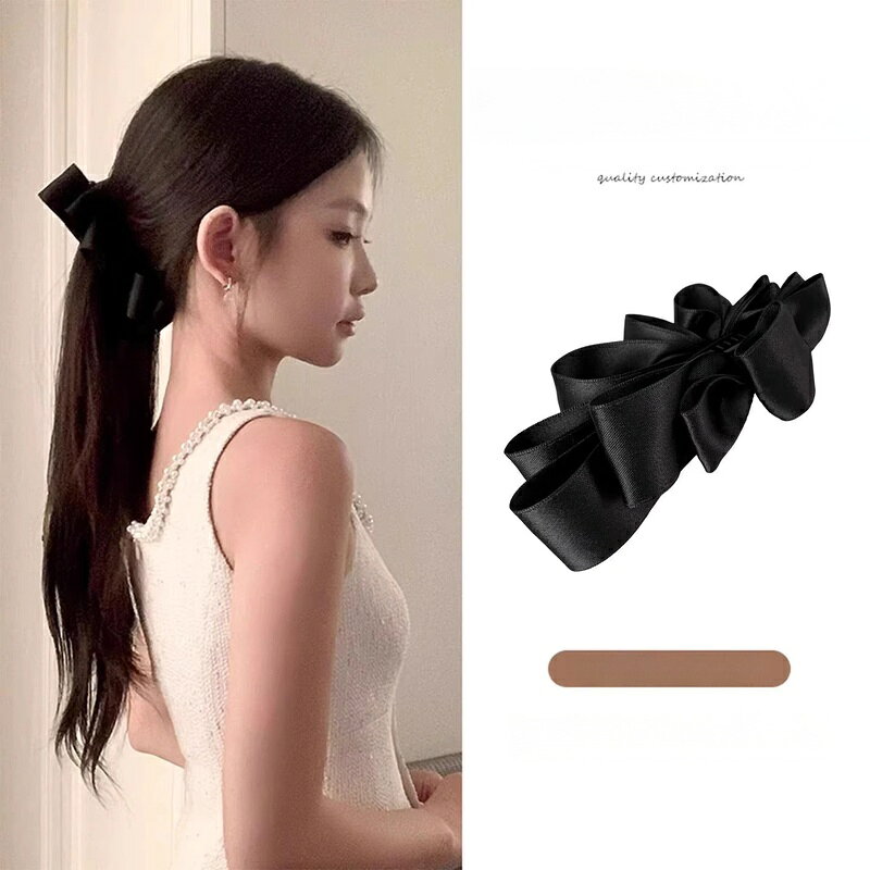 ■ この商品の特徴 ● トレンドの韓国風デザイン：光沢のあるサテンリボンが、シンプルながらも存在感のある上品な雰囲気を演出します。 ● しっかりホールドする実用性：大きめのバナナクリップ形状で、ボリュームのある髪やポニーテールもしっかりと優...
