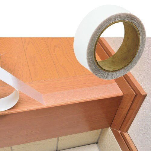 商品説明透明すべり止めテープ 室内用 住宅改修用 足元をそっとサポートするすべり止めテープ。 厚み0.7ミリなので足や手に違和感がありません。 ほとんど透明ですので木目などの美しさを損ないません。商品詳細□材質 塩ビ □サイズ 幅38mm×...