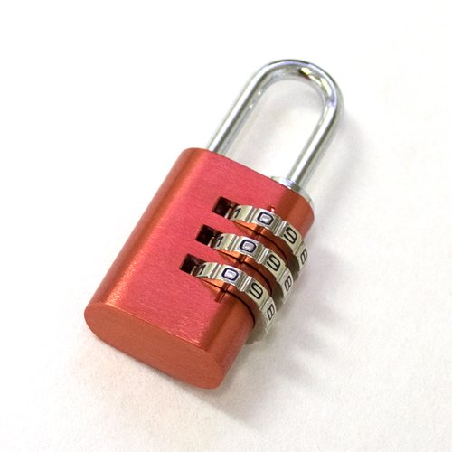 スタイル：アルミのカギ◆商品名：アルミの南京錠 ダイヤル式 20mm TW-920 レッドサイズ：幅20×高さ54（ツル含む）×厚み10mmカラー：レッド材質：本体/アルミニウム（アルマイト仕上げ）　ツル/鉄（クロームメッキ）　構造部/真鍮...