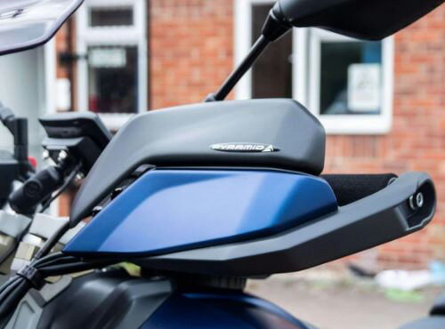 ■適合モデル：Tracer900 画像は他との共通イメージの場合があります。【商品説明】ピラミッドは、1986年の創業以来約30年の歴史を持つヨーロッパではメジャーなイギリスに本拠を持つバイクの外装メーカーです。イギリスらしく奇をてらったデ...