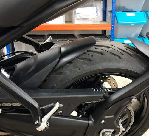 ■適合モデル：TRIUMPH トライデント660 21-画像は他との共通イメージの場合があります【商品説明】ピラミッドは、1986年の創業以来約30年の歴史を持つヨーロッパではメジャーなイギリスに本拠を持つバイクの外装メーカーです。イギリス...