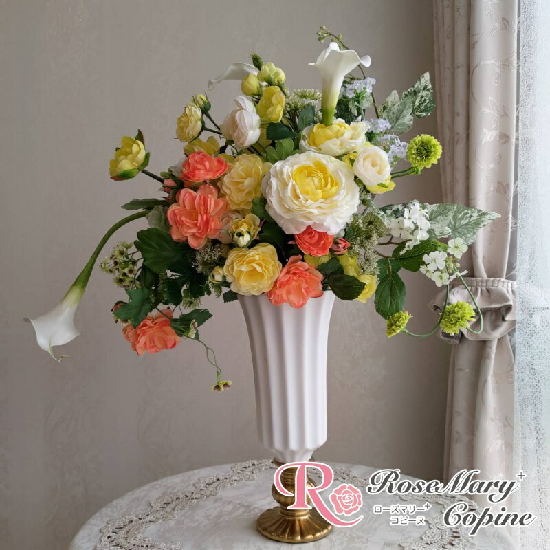 こちらの商品は、1点もののオンリーワン商品です。イエロー系のお花でまとめた優しいアレンジです。 高さ65cm×横幅42cm 奥行27cm(花器　高さ28cm　横幅13cm） ＊花器・花材がメーカー欠品または販売終了のため1点ものとなっております。