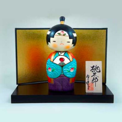 群馬の創作こけしを代表する卯三郎こけしのこけしです。一点一点職人の手によって描かれた愛くるしい表情が特徴です。 ふっくらした胴体は、手づくりのぬくもりが感じられます。への字に描かれた口元が、桃太郎の力強さを表現しています。 群馬県のこけしは...