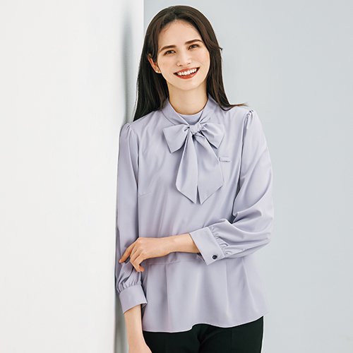 Noir TOPS(ノアール トップス)極細のフルダル糸を使用した平織り組織により、透けにくくやわらかな風合いを実現したストレッチ素材です。リボンとふんわりシルエットで華やかな印象に。 商品仕様 ・素材:シルキーファイユ　ポリエステル100...