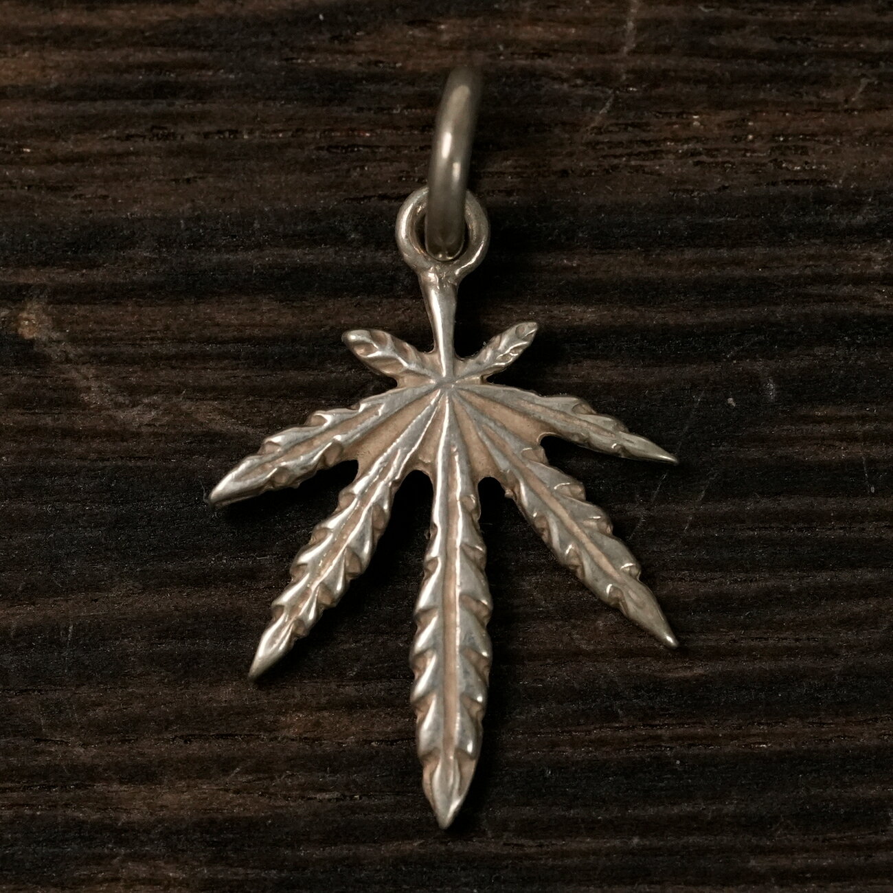 商品に関するお問い合わせは最寄りの店舗へご連絡下さい。 原宿店 03-6804-5709 心斎橋店 06-4963-2939 神戸阪急店 078-200-7332 ※モニターの発色の具合によって実際の商品と色が異なる場合があります。 ※掲載...