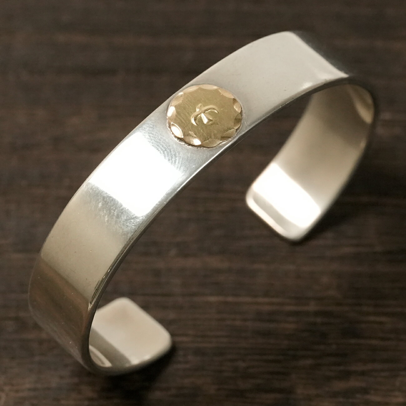 商品に関するお問い合わせは最寄りの店舗へご連絡下さい。 原宿店 03-6804-5709 心斎橋店 06-4963-2939 神戸阪急店 078-200-7332 ※モニターの発色の具合によって実際の商品と色が異なる場合があります。 ※掲載...