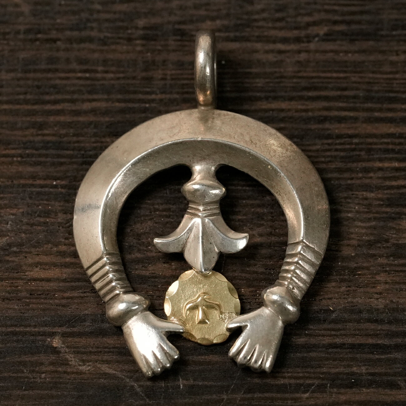 商品に関するお問い合わせは最寄りの店舗へご連絡下さい。 原宿店 03-6804-5709 心斎橋店 06-4963-2939 神戸阪急店 078-200-7332 ※モニターの発色の具合によって実際の商品と色が異なる場合があります。 ※掲載...