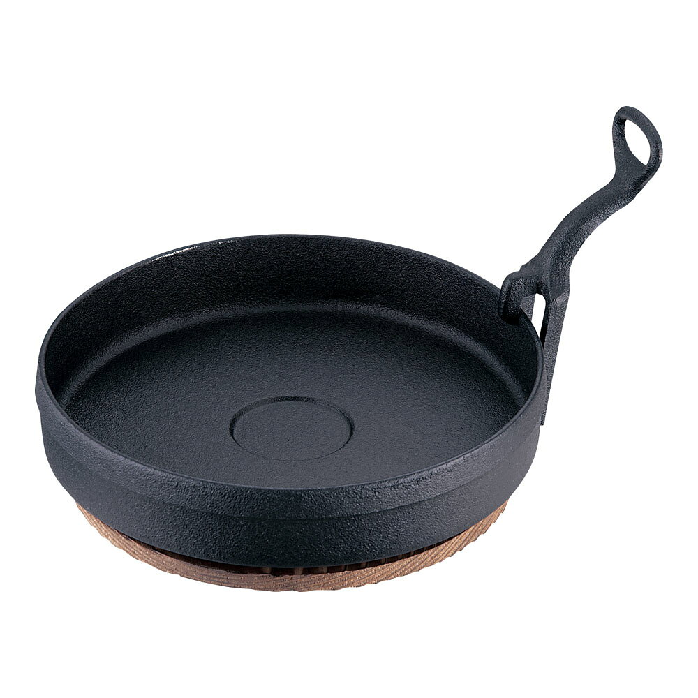 【IK　鉄ギョーザ鍋　ハンドル木台付　20cm】 ●サイズ（鉄板）：外寸/φ203mm　内径/φ197mmxH33mm ●サイズ（木台）：φ180mm ●材質：:本体・ハンドル/鉄鋳物　木台/天然木 ●容量：1.0L ●重量：1,500g ...