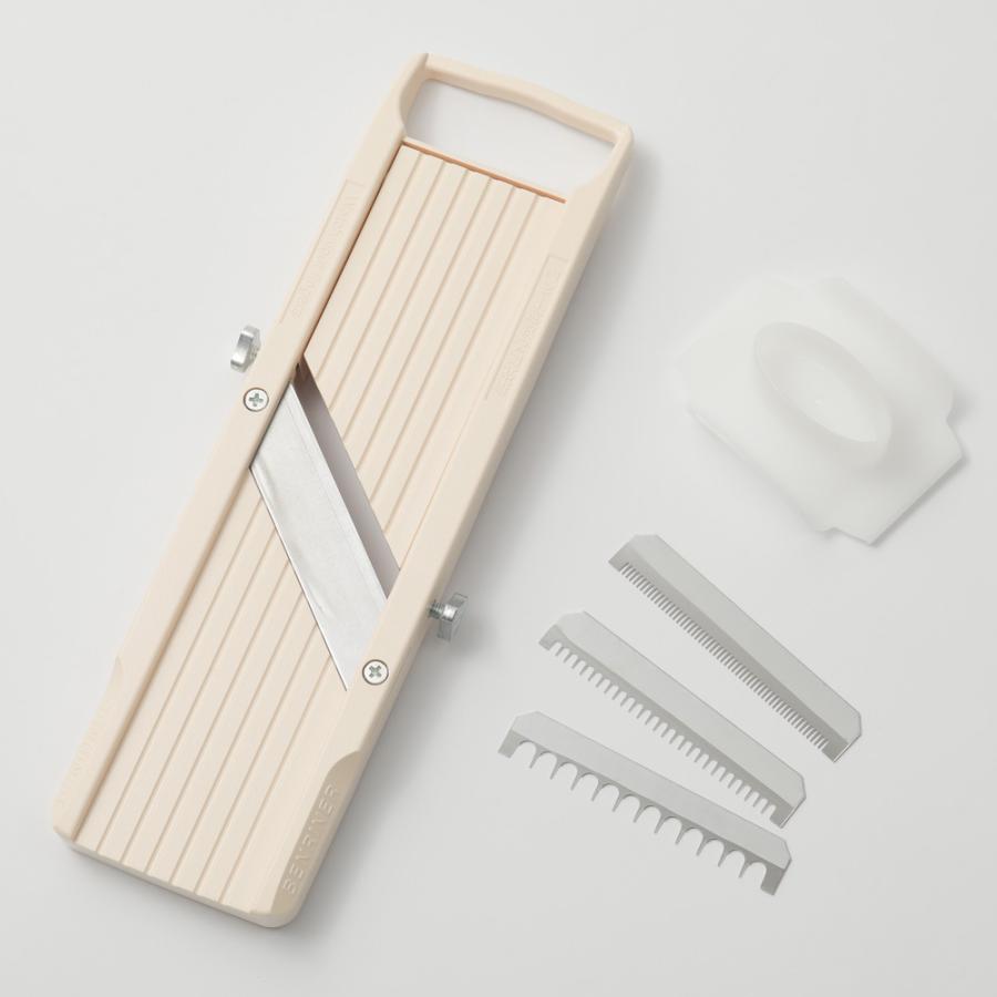 【万能野菜調理器　ベンリナー　クラシック】 ●サイズ：314mmx92mmx厚さH24mm ●まな板幅：64mm ●付属品：平刃x1枚・クシ刃x3枚（細目1mm/中目3mm/荒目7mm）・安全器 ●厚み調節（0.5〜3mm）ができます。 ●...