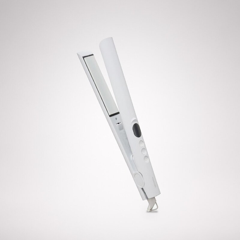 忙しい朝でも時短でサラツヤストレートに。長さ110mmのロングプレートで毛束を一気に挟み、手早くスタイリングできるマイナスイオンストレートアイロンです。毛先までしっかり捉えてひとすべりで美しいストレートを実現します。 縦110mmのロングプ...