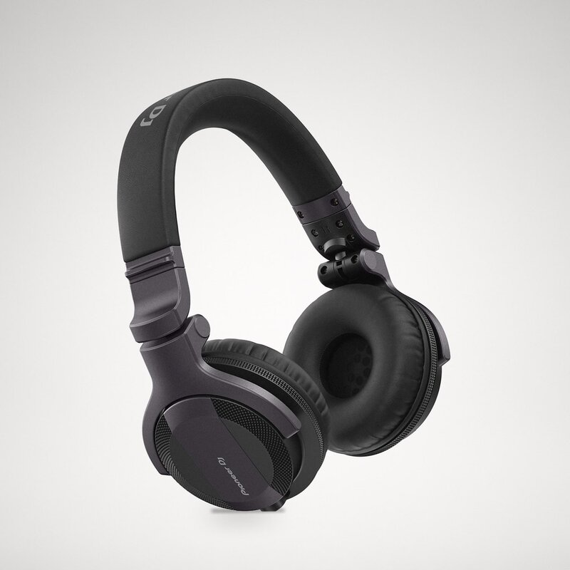 40mmダイナミックドライバーを搭載し、特別にチューニングされたHDJ-CUE1は、クリアな中音域や高音域だけでなく、ベースやキックドラムなど、量感がありながらもスピード感のある低音域も再現します。 DJプレイ中はヘッドホンに過度のストレス...