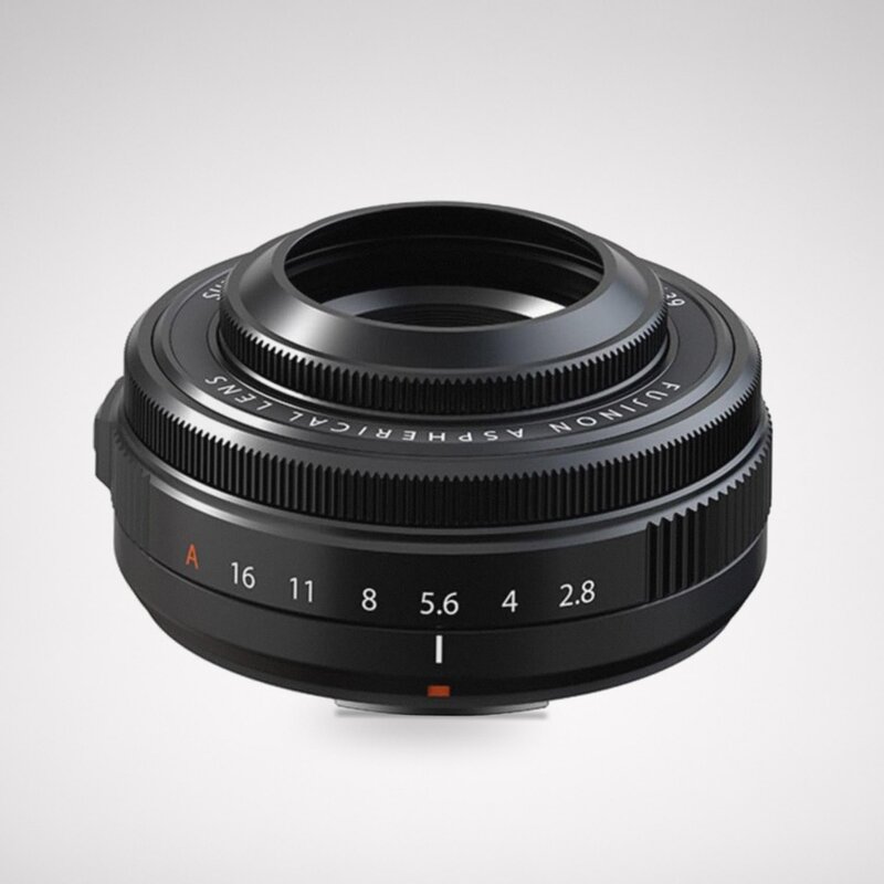 標準焦点距離: 27mm(35mm判換算:41mm相当)の焦点距離を持ち、自然な遠近感で描写できる汎用性の高いレンズです 快適な操作性と高いタフネス性能: 絞りリングを搭載し、防塵防滴耐低温構造を備えた標準単焦点タイプのレンズです 多様な撮...