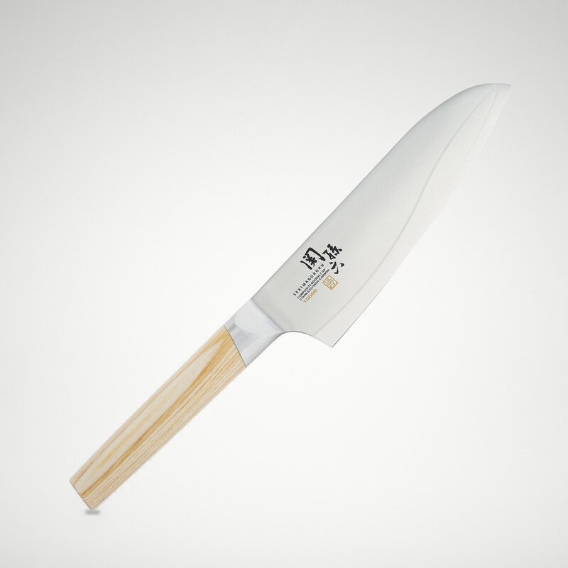 特殊精密接合(ろう付け)の技術を利用し、背側と刃側のコントラストで刃の波紋とハンドルは白合板を採用し流麗なデザイン性を表現しました。 野菜切り・肉切り魚のさばきなど、様々な調理で活躍する日本が生んだ万能包丁です。 サイズ:295×45×23...