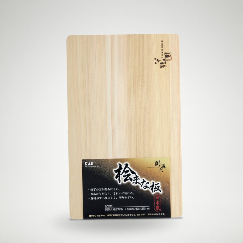 食材がすべりにくい、ヒノキ素材のまな板です。 重厚なまな板で、水に強く、包丁の刃が傷みにくい。 刃あたりがよく、きれいに切れます。 側面は樹脂塗装しており、きれいに使えます。 漂白剤が使用できます。
