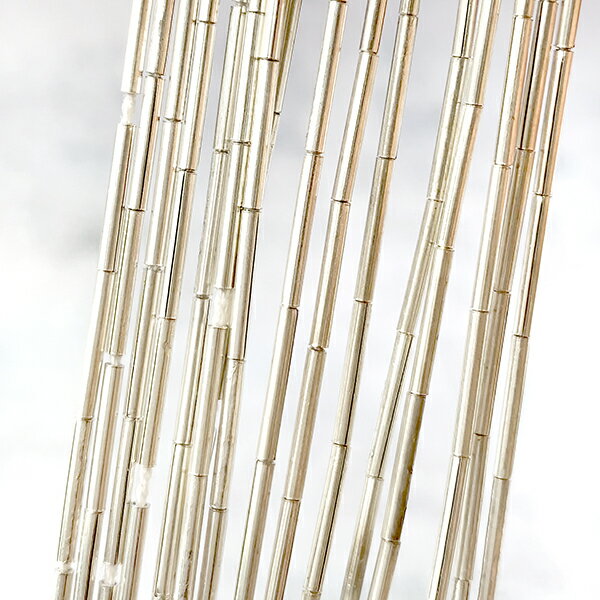 すっきりとした約1cmのロングサイズのチューブ形。単調になりがちなデザインも、長さのあるこのパーツを取り入れるだけでグッと引き締まります。丸玉や小さなビーズと組み合わせると、繊細で上品なアクセサリーに。手作業で作られているため、よく見ると小...