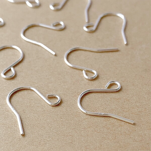 シンプルな金具。シンプルなので色々なデザインに応用が効くタイプの金具です。