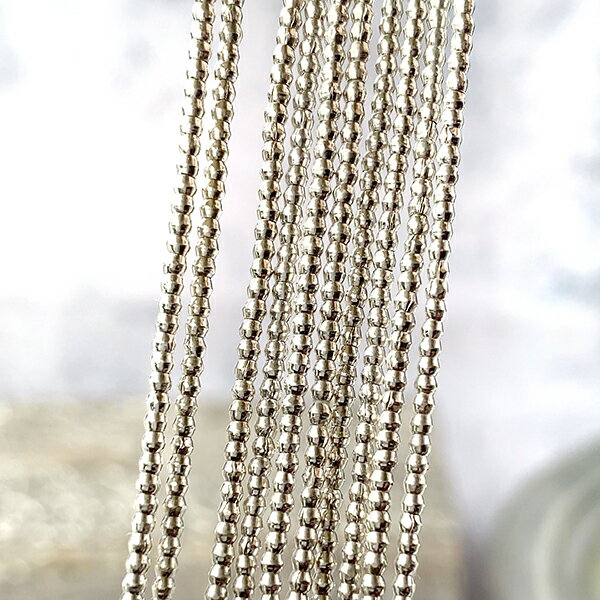 小さな個性が光る、極小の丸玉のビーズ。ひと粒ひと粒、手作りならではの表情を持つビーズです。よく見ると、完璧な球体ではありません。でもそれが、このビーズの魅力。どこか素朴であたたかく、ナチュラルな風合いが作品に味わいを加えてくれます。そして驚...