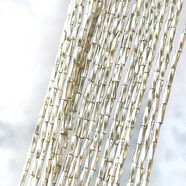 極細のチューブ形。竹ビーズのように細く繊細なビーズで、ツイストの形状になっています。このままシンプルに使うのも素敵ですが、何連にも重ねると存在感が増し、ゴージャスな印象を与えます。サラサラとした質感は肌馴染みが良く、どんな装いにも自然に溶け...