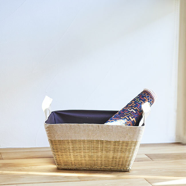 竹、布（ジュート（黄麻）、ポリエステル63、レーヨン33、ポリウレタン4％）布色：こげ茶、竹の表面は無塗装（ナチュラル） 横48cm / 底36cm x 縦36cm / 底25cm x 高さ25cm / 持ち手含む33cm 760g ベトナ...