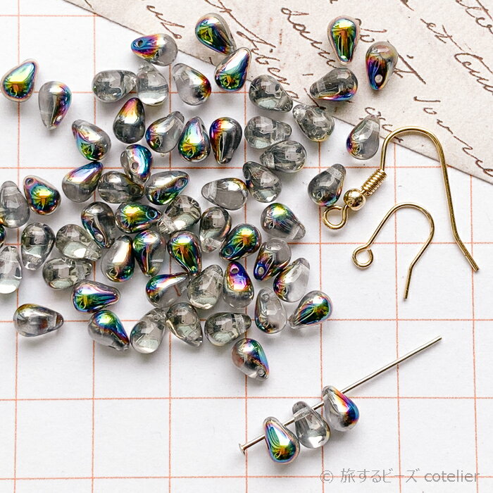 コロンとしたシルエットの可愛らしいドロップビーズ。チェコ製のガラスビーズです。 【サイズ】 4 × 6ミリ (画像のマス目は1センチ四方です) 【個数】 48個 【色味】クリアにシルバー、グリーン、ピンク系の部分的メタリックコーティング。 ...