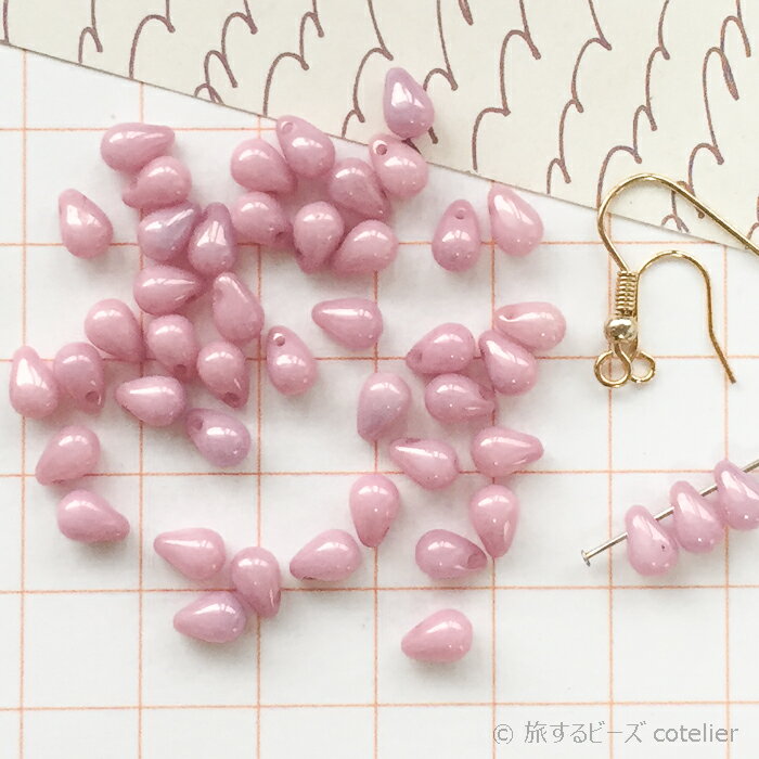 コロンとしたシルエットの可愛らしいドロップビーズ。チェコ製のガラスビーズです。 【サイズ】 4 × 6ミリ (画像のマス目は1センチ四方です) 【個数】 48個 【色味】不透明ホワイトに柔らかなカラーラスター加工。部分的に紫っぽく見えるもの...