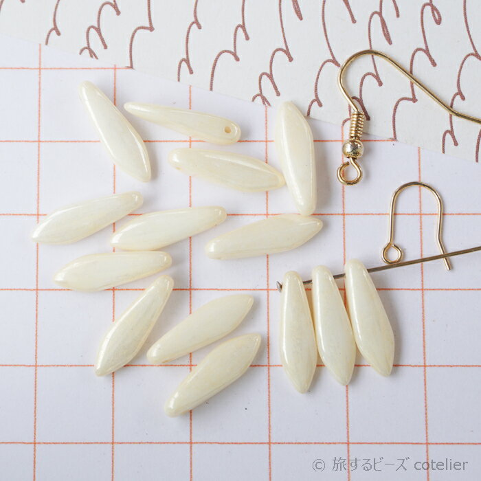 スタイリッシュな雰囲気のある1つ穴ダガービーズ。チェコ製のガラスビーズです。 【サイズ】 16 × 5ミリ　 (画像のマス目は1センチ四方です) 【個数】 18個 【色味】不透明ホワイトにクリームラスターコーティング 【色違い】coteli...