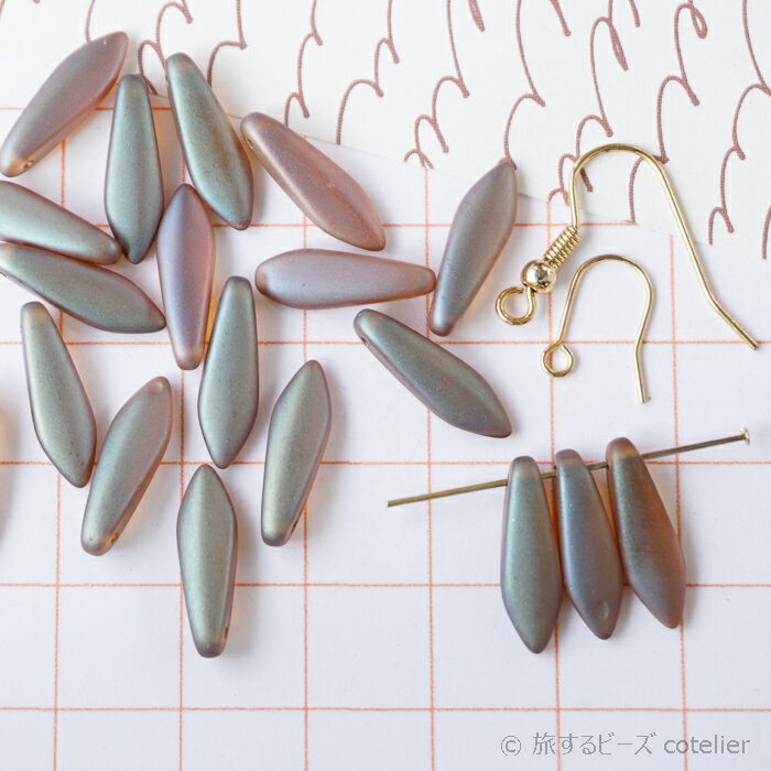 スタイリッシュな雰囲気のある1つ穴ダガービーズ。チェコ製のガラスビーズです。 【サイズ】 16 × 5ミリ　 (画像のマス目は1センチ四方です) 【個数】 18個 【色味】艶消しクリアにセルシアンカラーコーティング。ふんわりしたブラウンにブ...